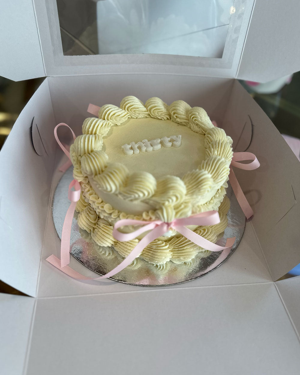 Giftable Mini Vintage Round Cake - Melbourne | Yummelia